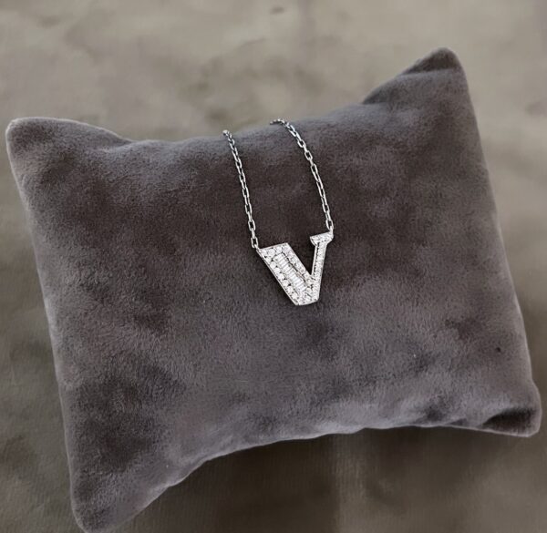 Baget Kesim Zirkon Taş İşleme V Harf Kolye | Reyhan Coşkun