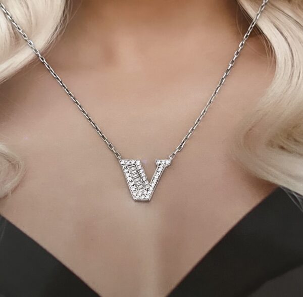 Baget Kesim Zirkon Taş İşleme V Harf Kolye | Reyhan Coşkun